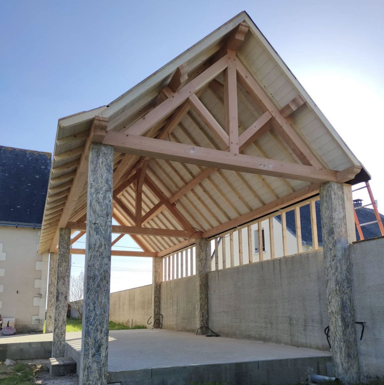 Création d'un préau avec charpente traditionnelle - Le Charpentier ...